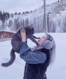 30 Socially Awkward Cats Reacting Hilariously To “Hugs”