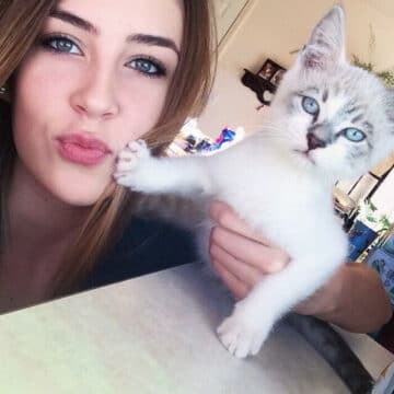 30 Socially Awkward Cats Reacting Hilariously To “Hugs”