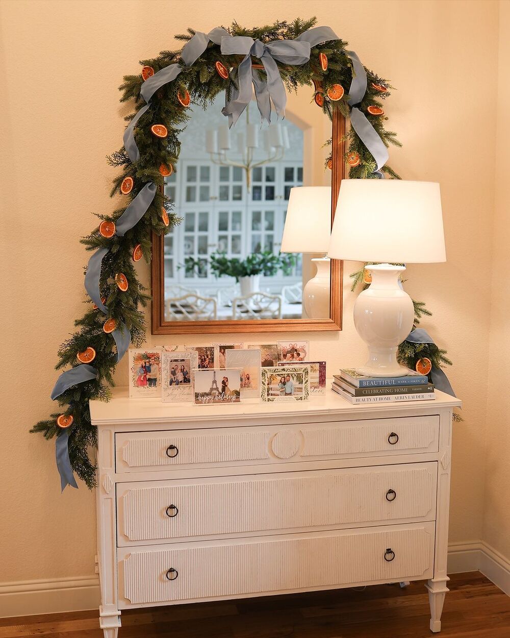 16 Elegant Christmas Entryway Table Decor Ideas to Welcome Guests with ...
