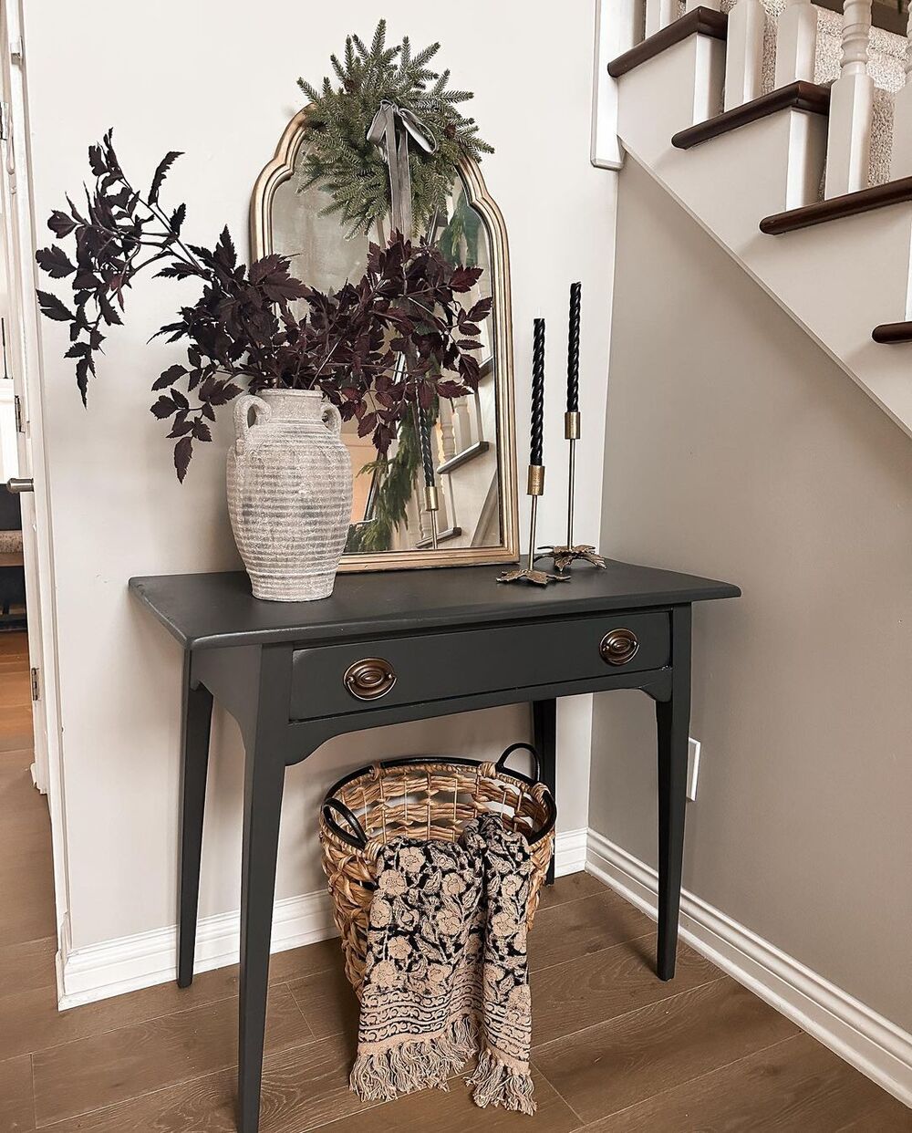 16 Elegant Christmas Entryway Table Decor Ideas to Welcome Guests with ...