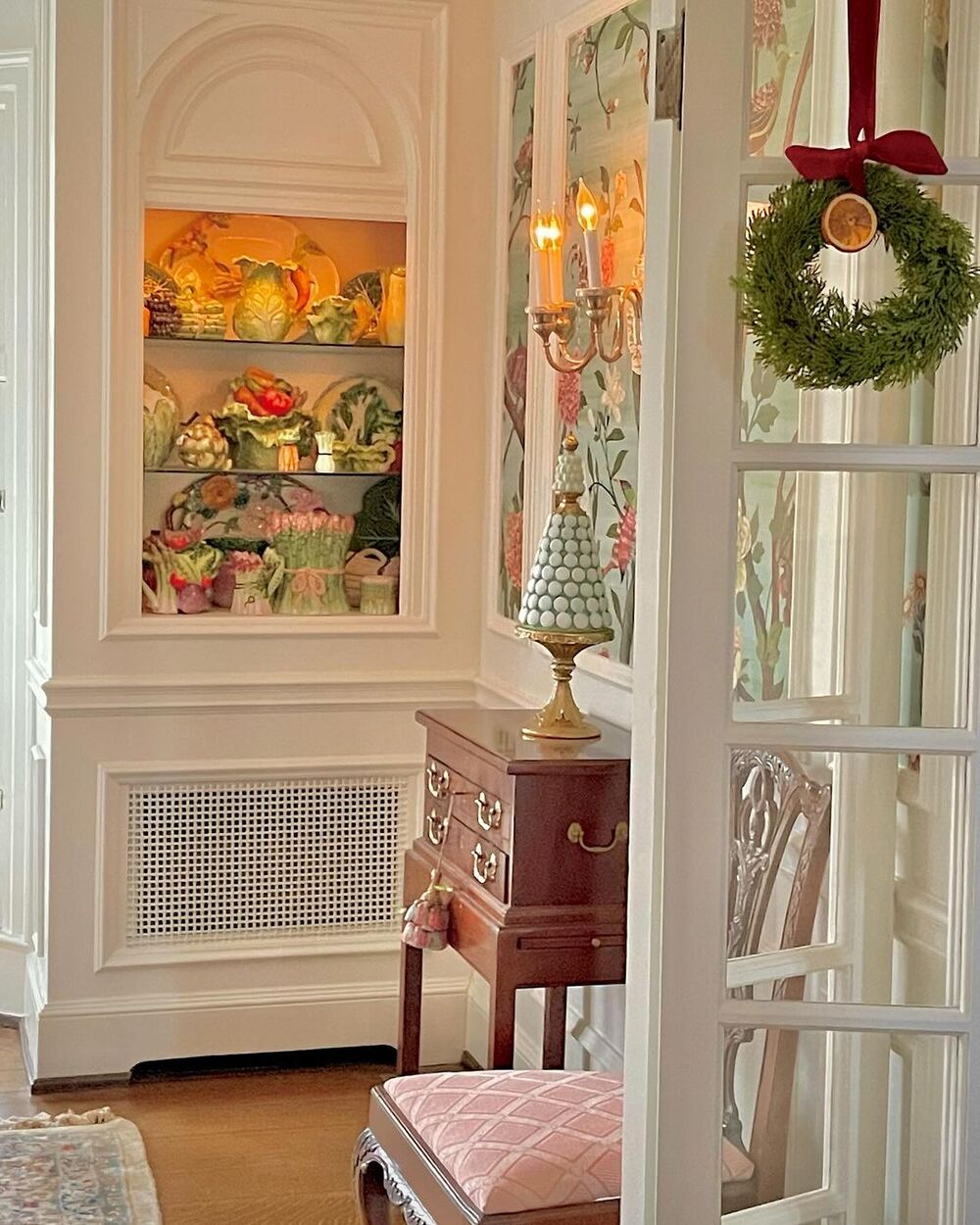 16 Elegant Christmas Entryway Table Decor Ideas to Welcome Guests with ...